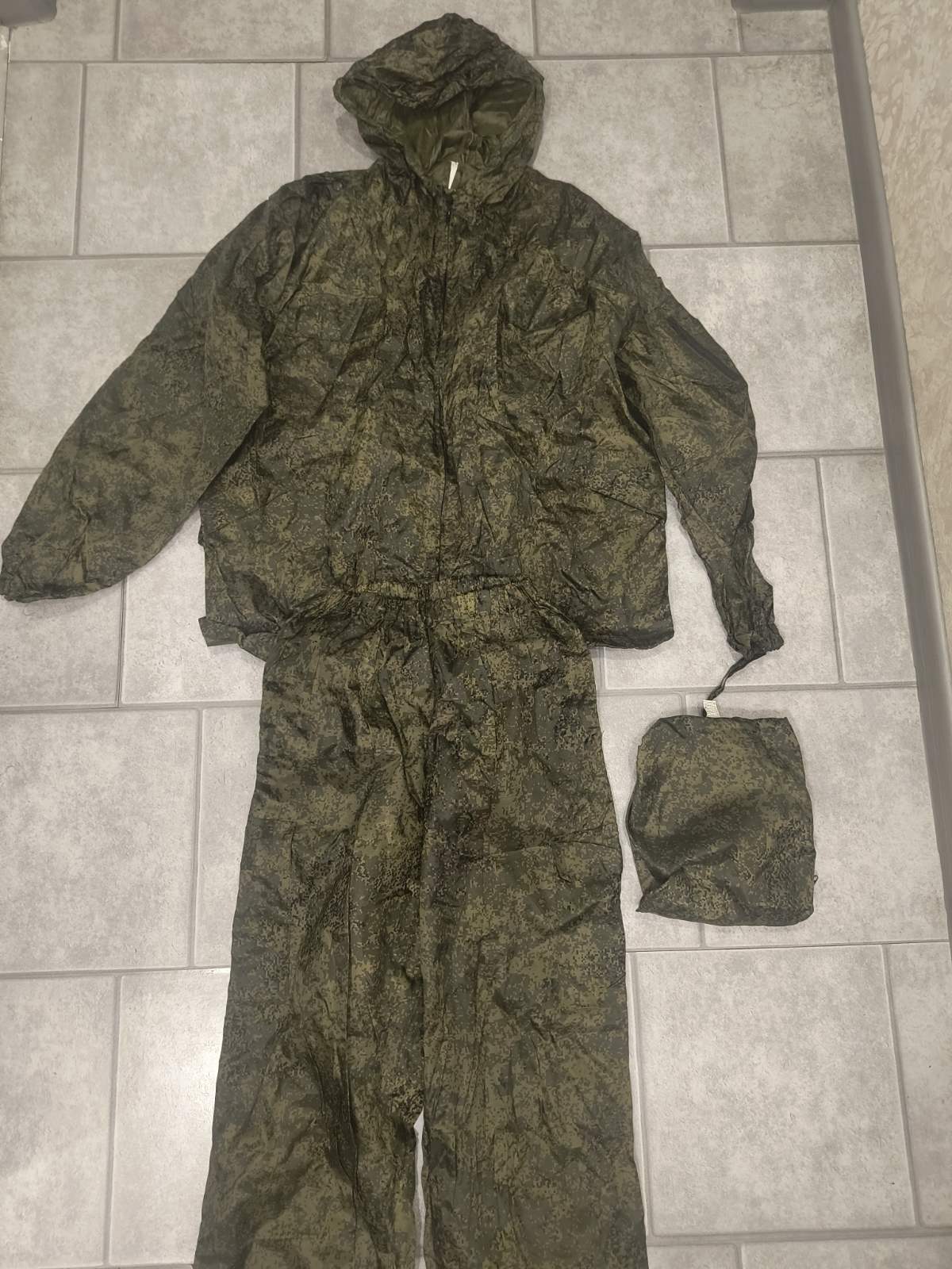 Trophy russian army waterproof uniform set with case. Size 58-5/6 RARE ...